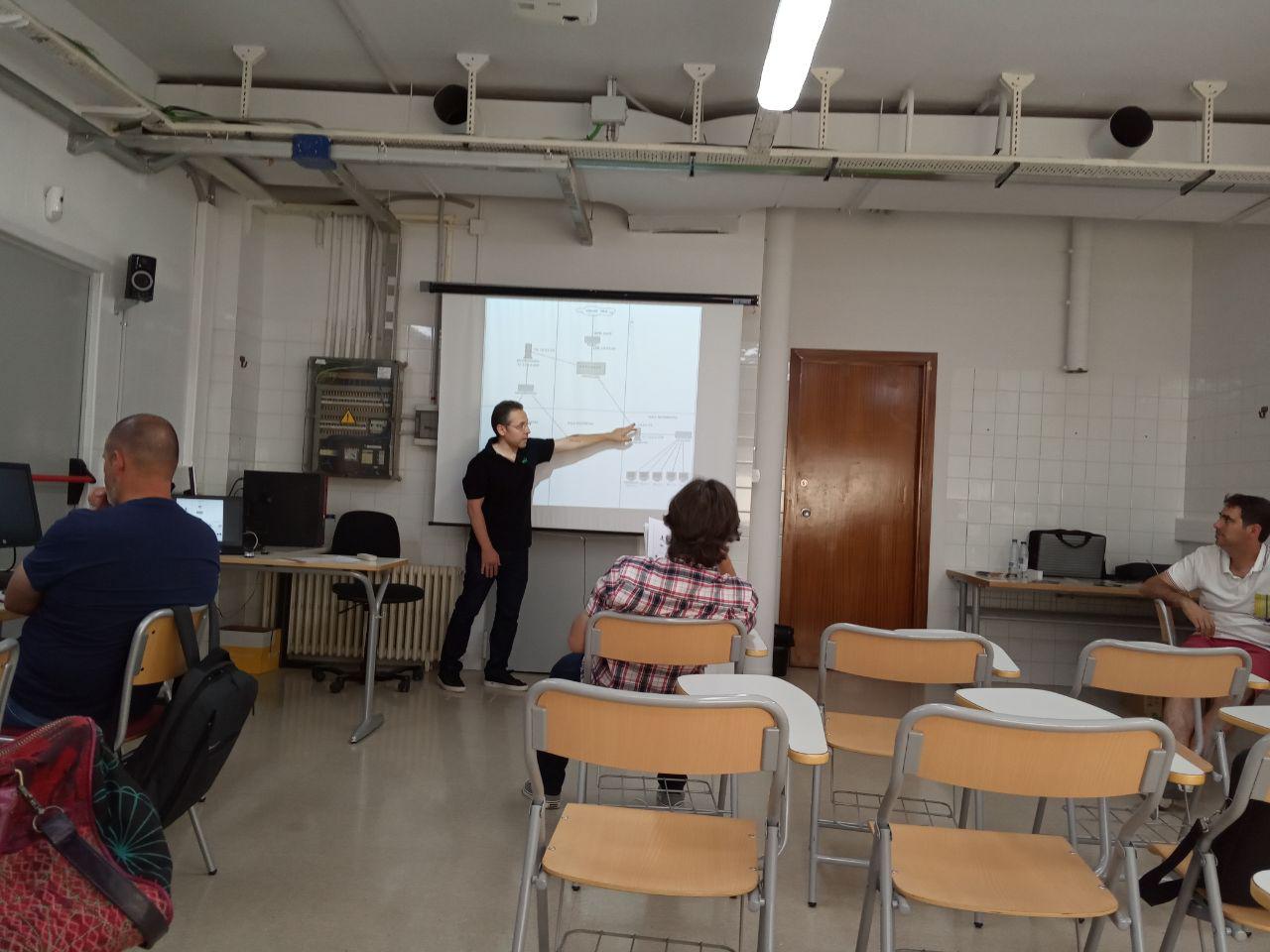 "Crónica" del Taller de virtualización del modelo de centro en LliureX ...