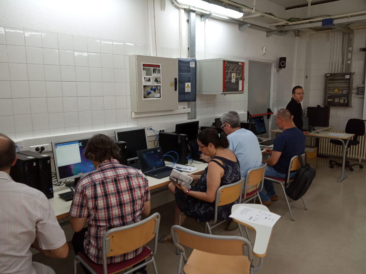 "Crónica" del Taller de virtualización del modelo de centro en LliureX ...